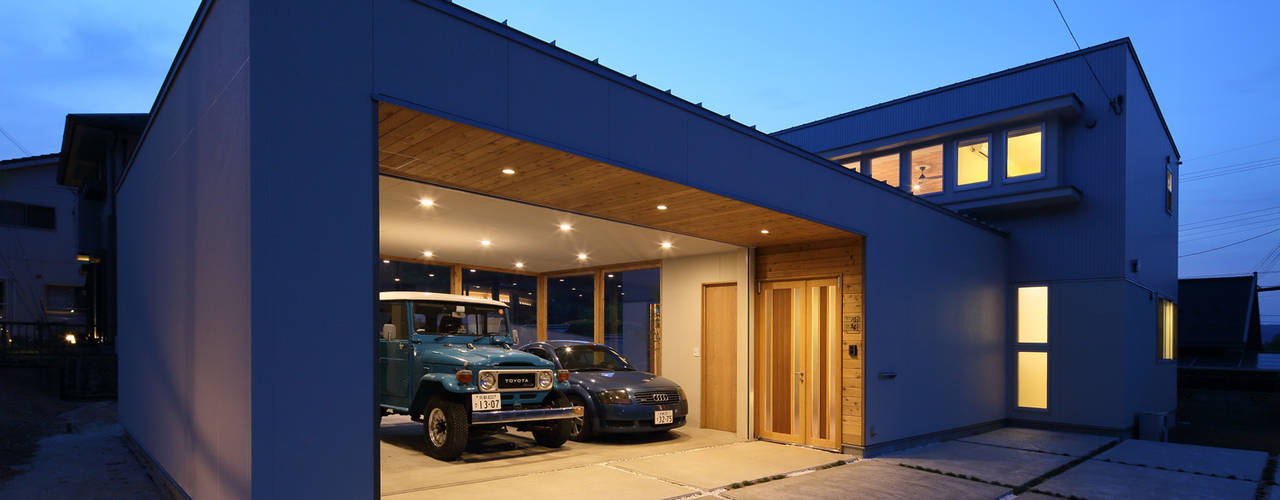 リビングから愛車を眺める住まい homify