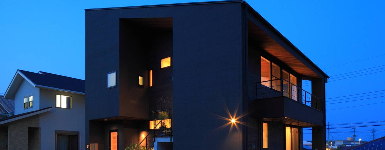 A chic Japanese home with a dark minimalist vibe | homify