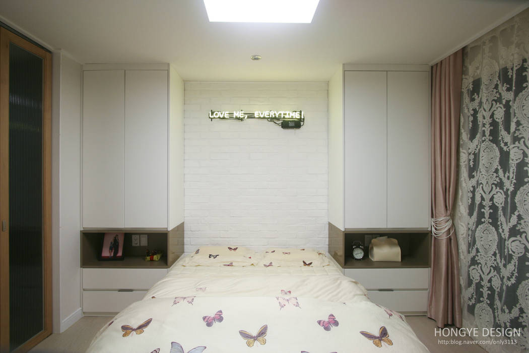 반짝이는 드레스룸과 대면형 주방인테리어_30py, 홍예디자인 | 호미파이 & homify