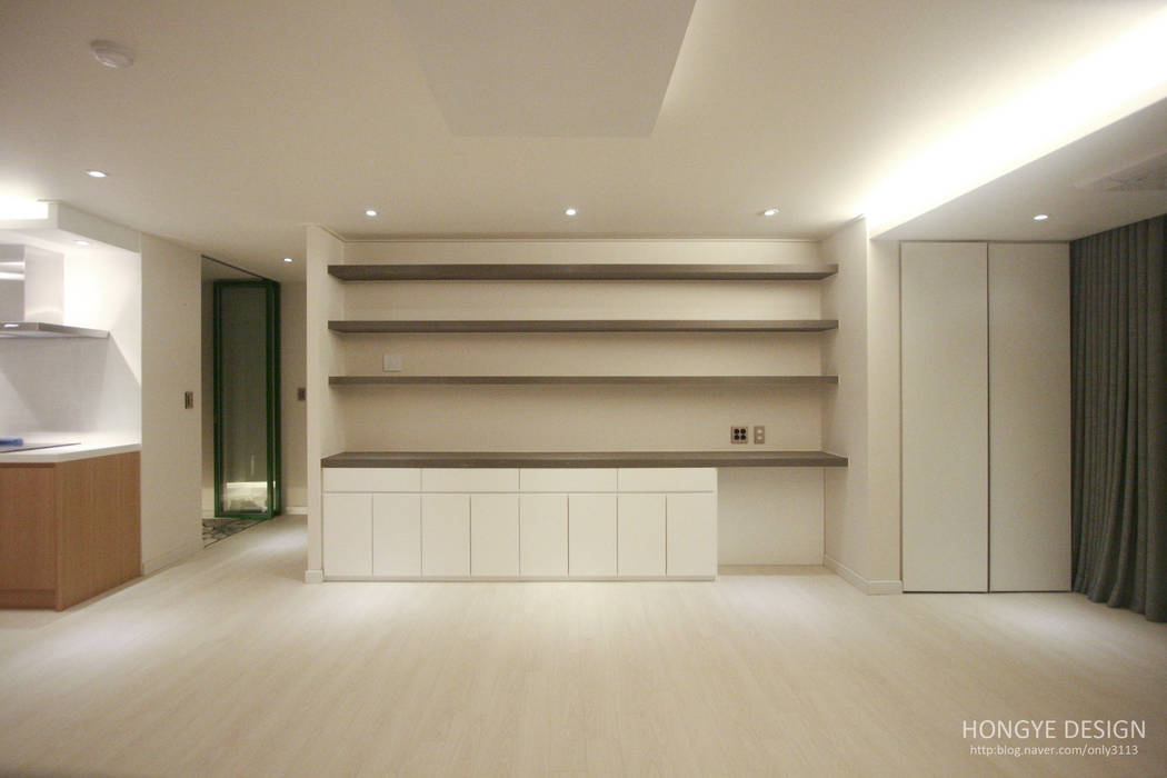 4인가족이 사는 화이트톤의 깔끔한 집_32py 홍예디자인 모던스타일 거실 | 호미파이 & homify