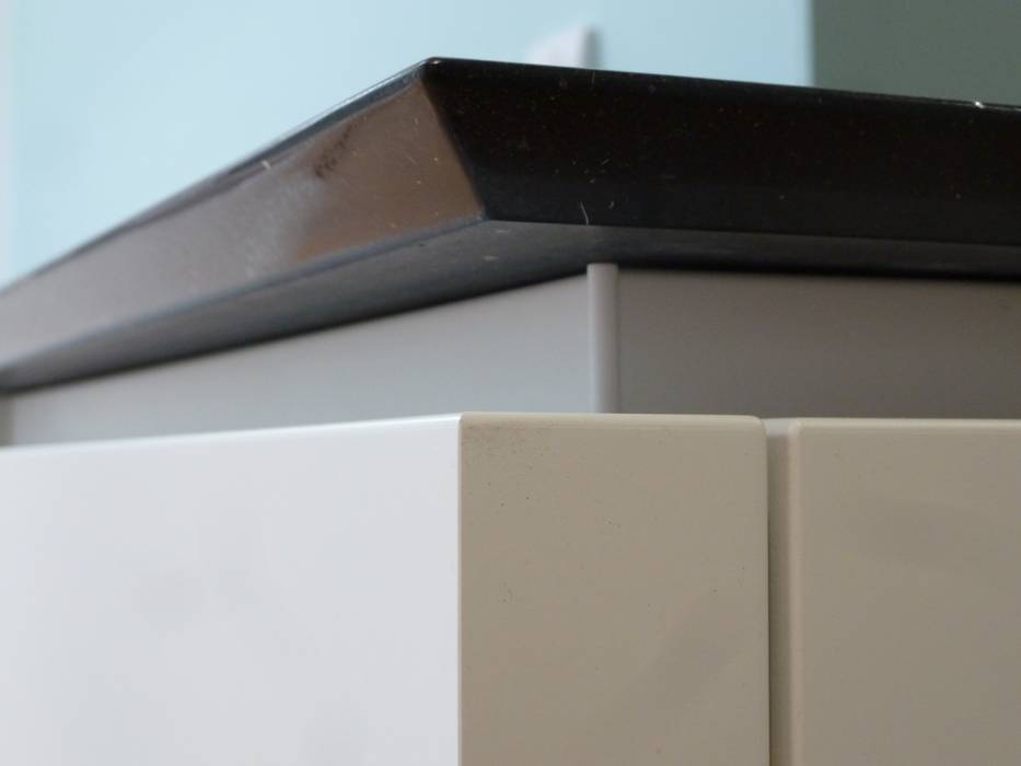 Handless kitchen in matt white lacquer with sharksnose edge profile on ...