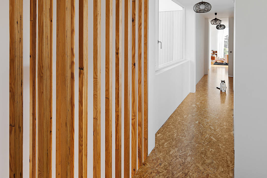 Treehouse cabo da roca corredores, halls e escadas minimalistas por ...