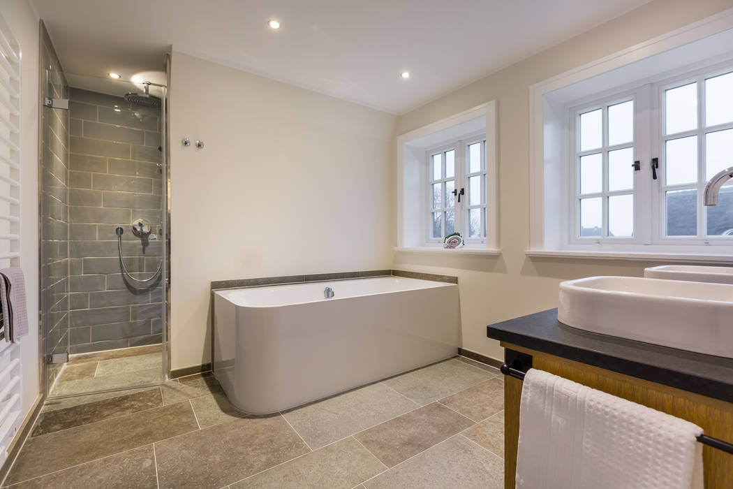 Homestaging xxl in archsum auf sylt moderne badezimmer von home staging ... Homestaging xxl in archsum auf sylt moderne badezimmer von home staging ...