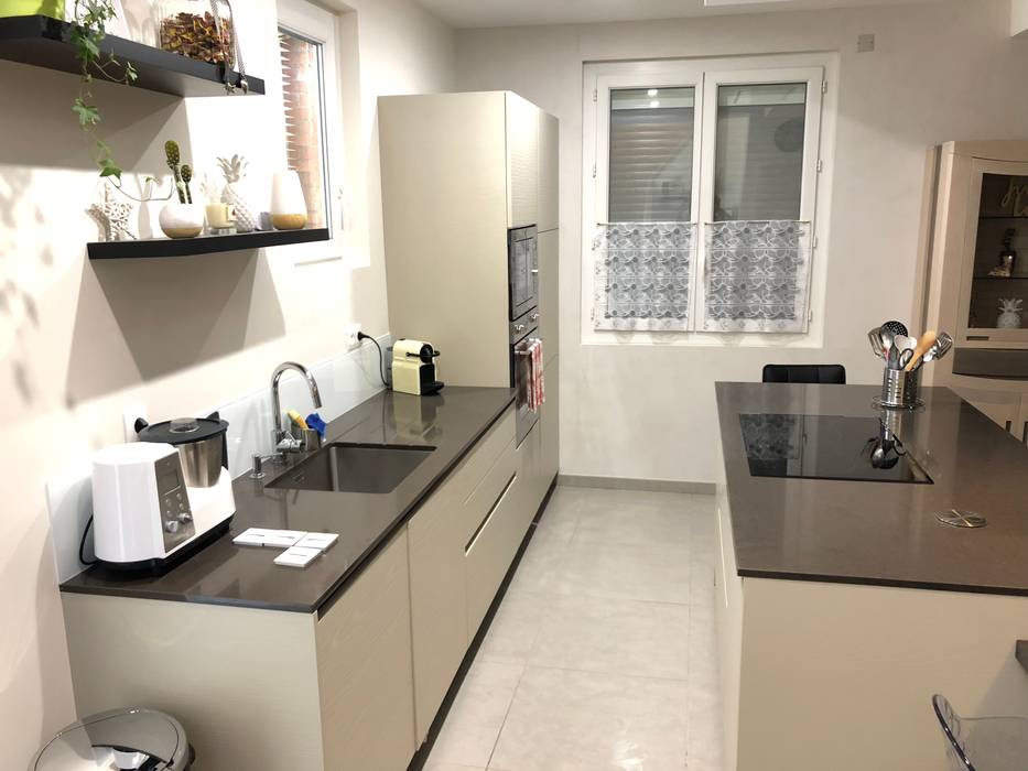 Cuisine avec plan de travail, ilot et coin repas en quartz silestone ...