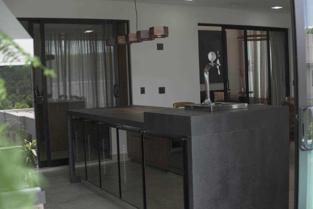 Balcão com portas de vidro na cor fume | homify