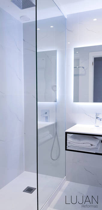 Pequeño baño con inodoro suspendido + revestimiento porcelanico ...