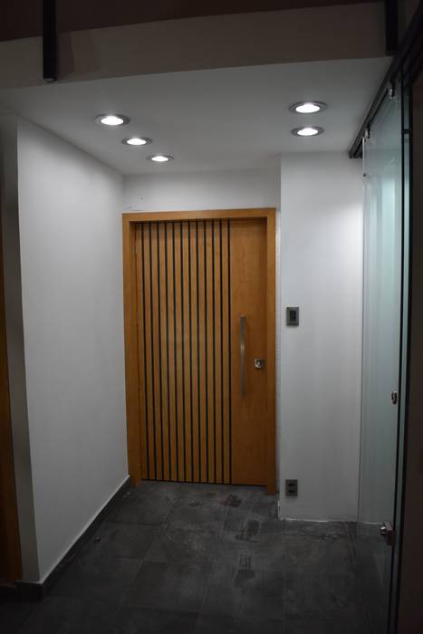 Vista de puerta principal de madera del loft de msg architecture sa de ...