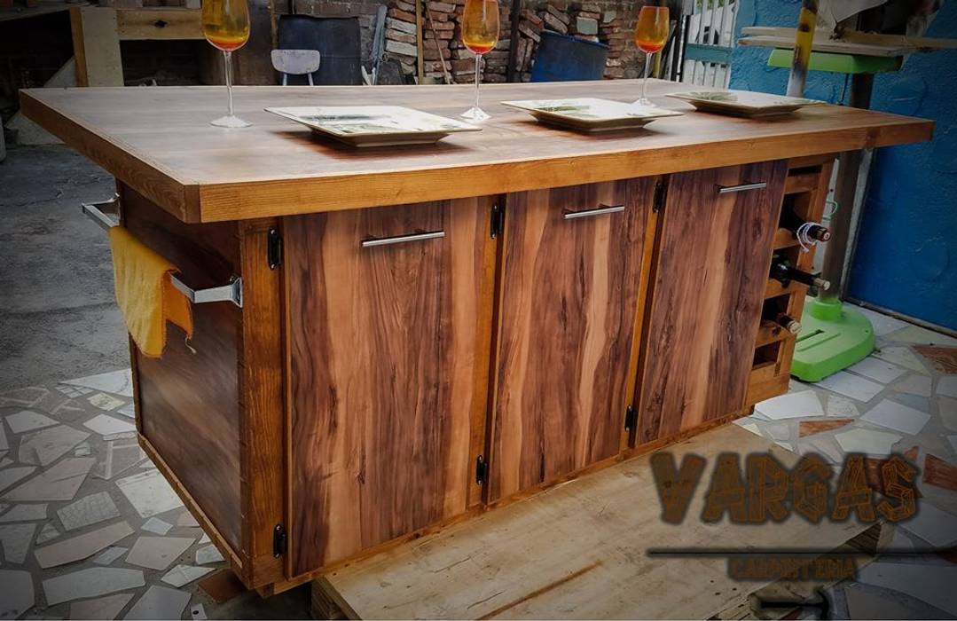 Isla de cocina color en maderas. | homify