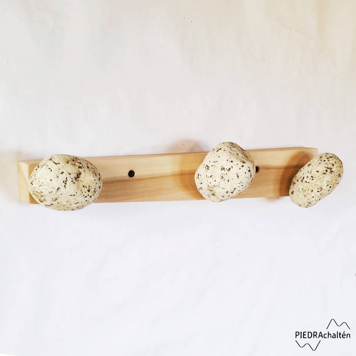 Perchero de pared. perchero de madera y piedras de la patagonia ...
