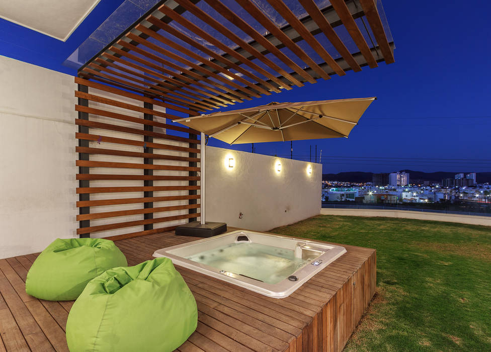 Tina de hidromasaje en terraza | homify Tina de hidromasaje en terraza | homify