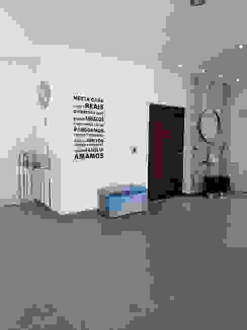 Hall de entrada e sala decorados em tons de azul turquesa e castanho ...