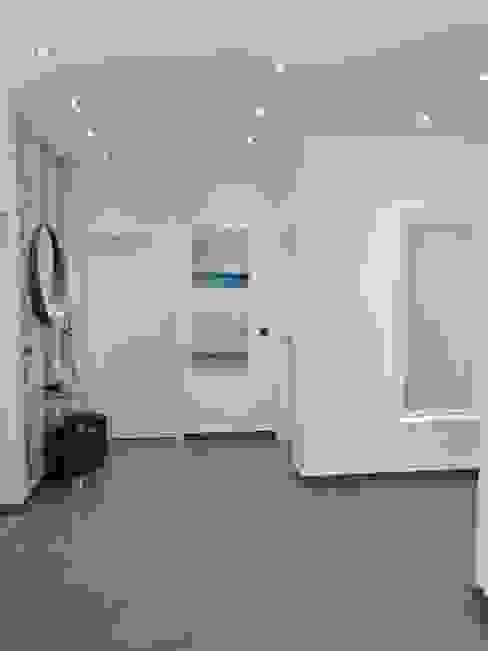 Hall de entrada e sala decorados em tons de azul turquesa e castanho ...