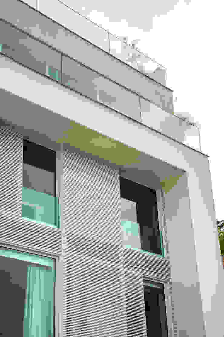 Por Trás De Uma Fachada Discreta, Muita Iluminação Natural E Uma ...