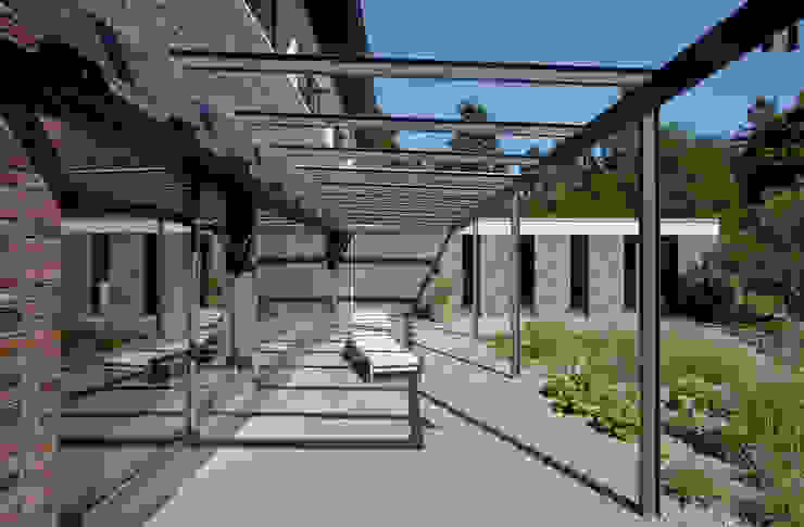 A family home with a floating gable roof | homify