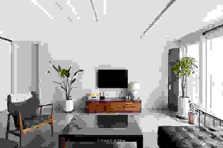 33PY 삼성 힐스테이트1차_따뜻한 색감의 밝고 세련된 거실과 주방이 돋보이는 아파트 인테리어 | 호미파이 & homify