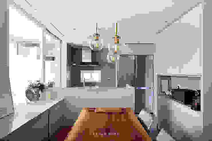 33PY 삼성 힐스테이트1차_따뜻한 색감의 밝고 세련된 거실과 주방이 돋보이는 아파트 인테리어 | 호미파이 & homify