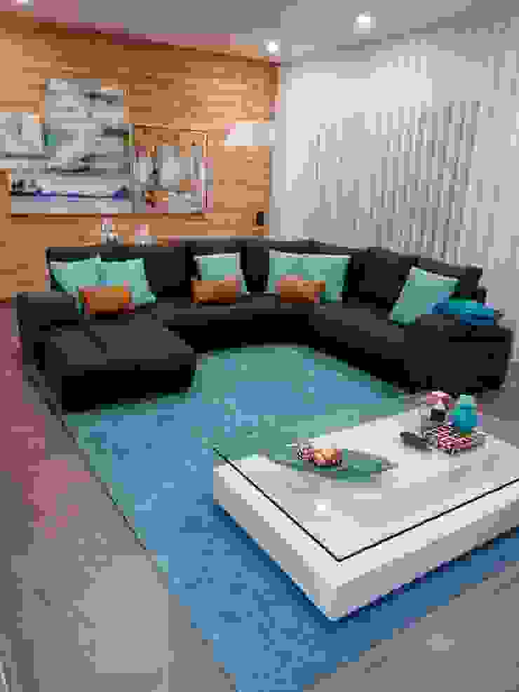 Hall de entrada e sala decorados em tons de azul turquesa e castanho ...