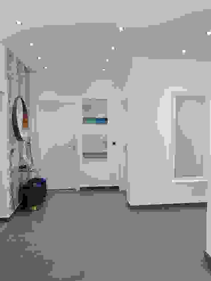 Hall de entrada e sala decorados em tons de azul turquesa e castanho ...