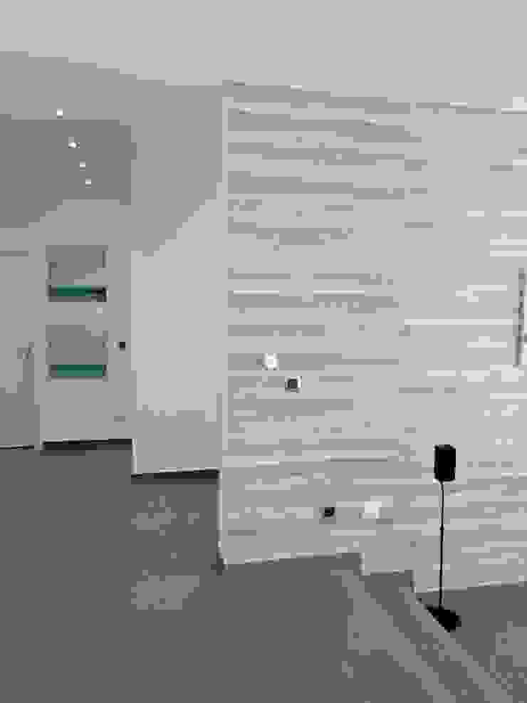 Hall de entrada e sala decorados em tons de azul turquesa e castanho ...