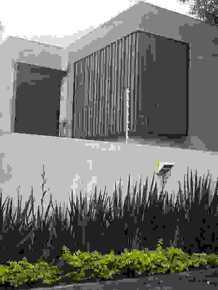 Louver vertical con vigas de madera compuesta | homify