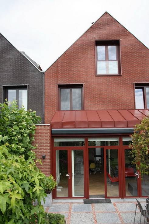 Een nieuwe uitbouw bij een modern rijtjeshuis