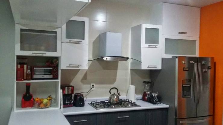 Cocina integral en un pequeño espacio. de FLO Arte y Diseño | homify