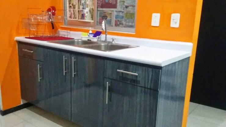 Cocina integral en un pequeño espacio. de FLO Arte y Diseño | homify