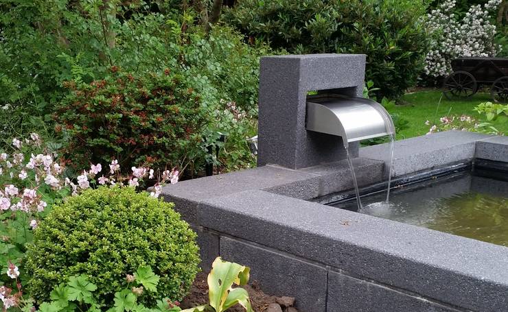 Privatgarten mit Wasserbecken und kleiner Wasserfallwand von Irene ...