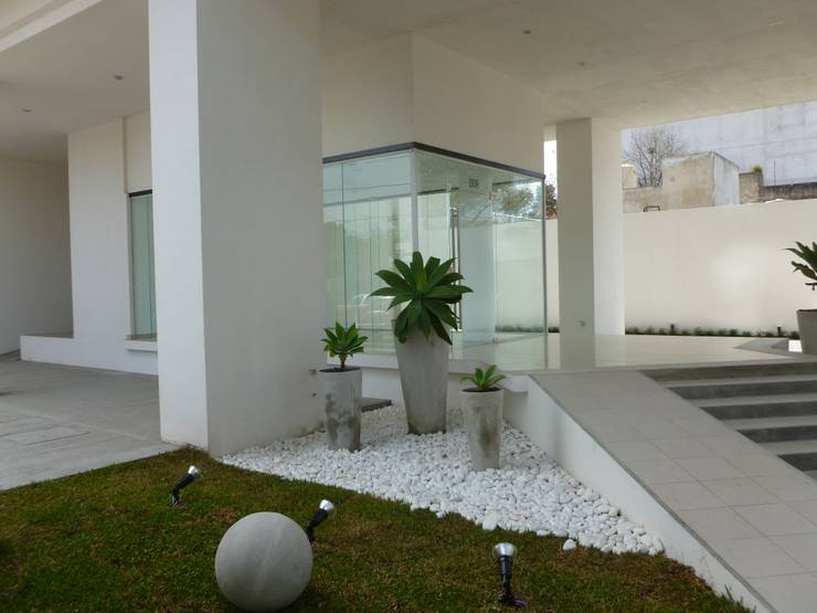 HALL DE ACCESO A EDIFICIO MULTIFAMILIAR de VETROLUX ABERTURAS | homify