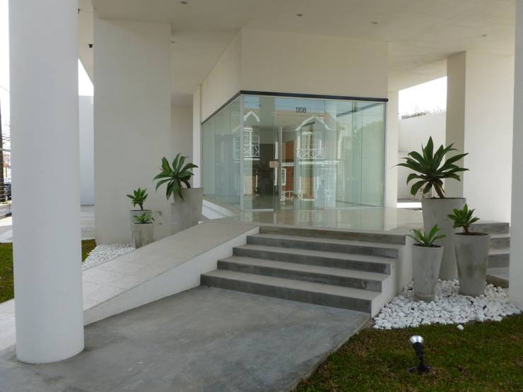 HALL DE ACCESO A EDIFICIO MULTIFAMILIAR de VETROLUX ABERTURAS | homify