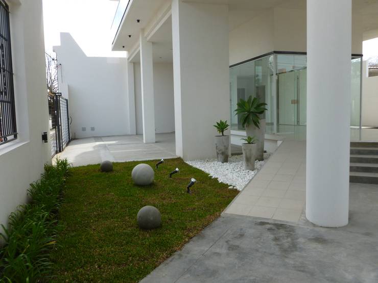 HALL DE ACCESO A EDIFICIO MULTIFAMILIAR de VETROLUX ABERTURAS | homify