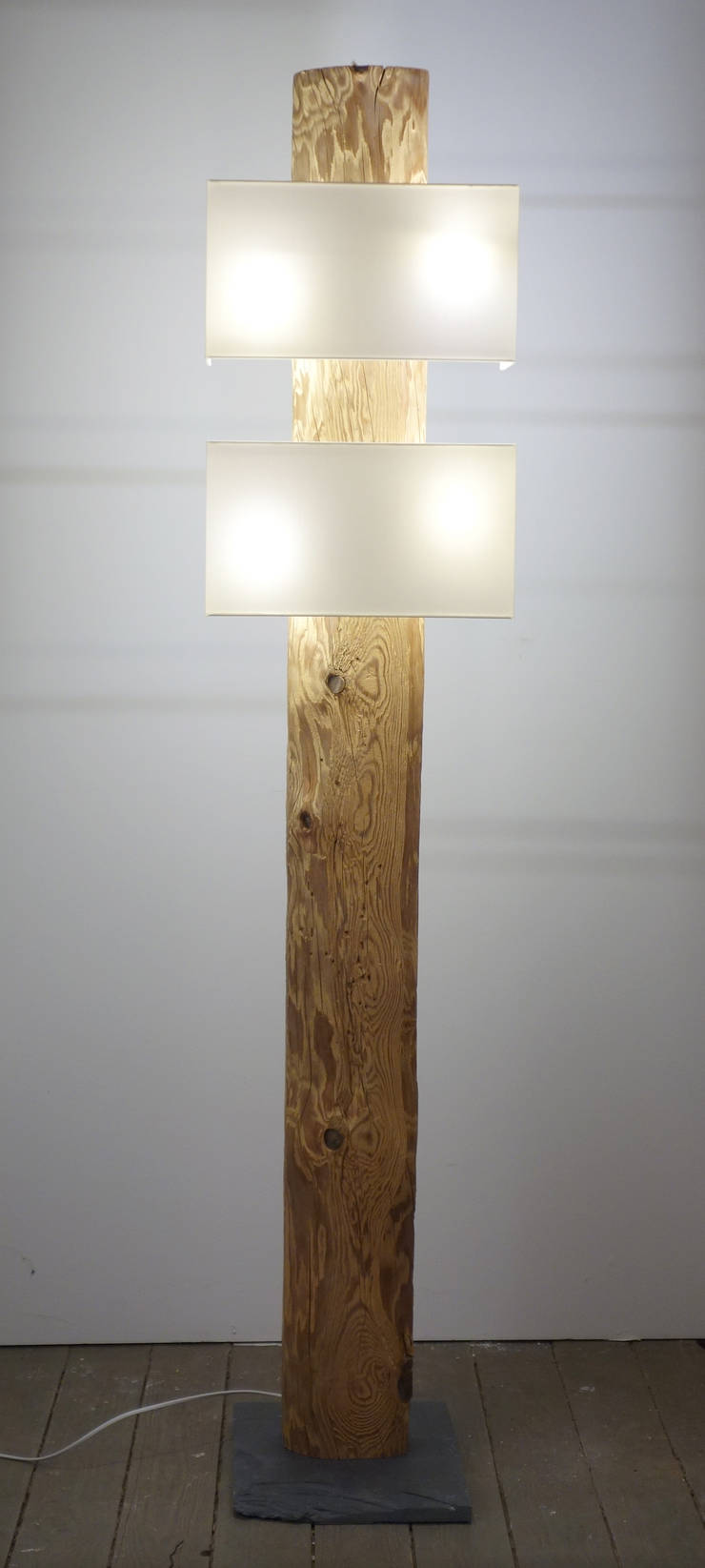 Luxus Stehlampe Aus Holzbalken Bild