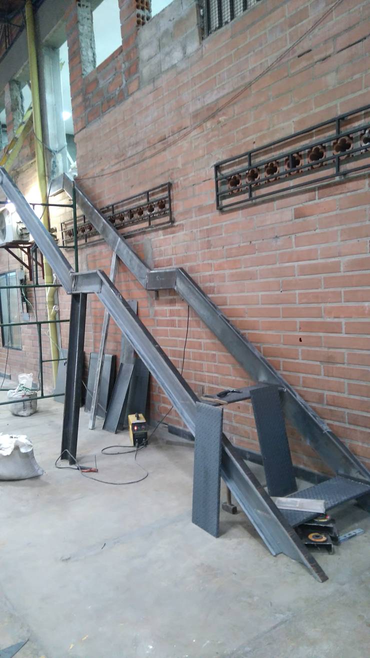 Escalera metalica de Construcciones y Diseños en Arquitectura Aron SAS ...