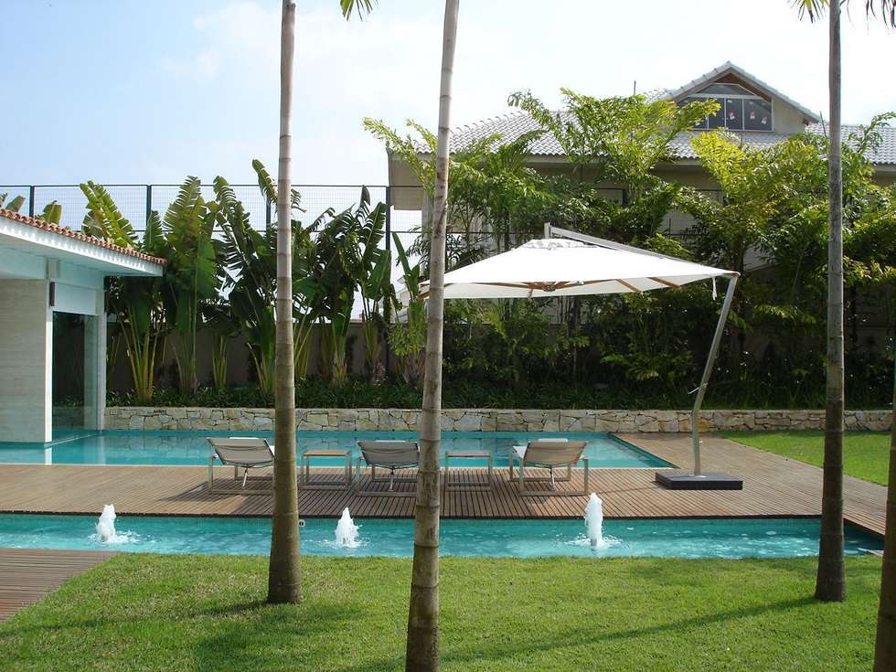 Moderner Pool Bilder: Amazing House in Barra – R10 (Ronaldinho) | homify