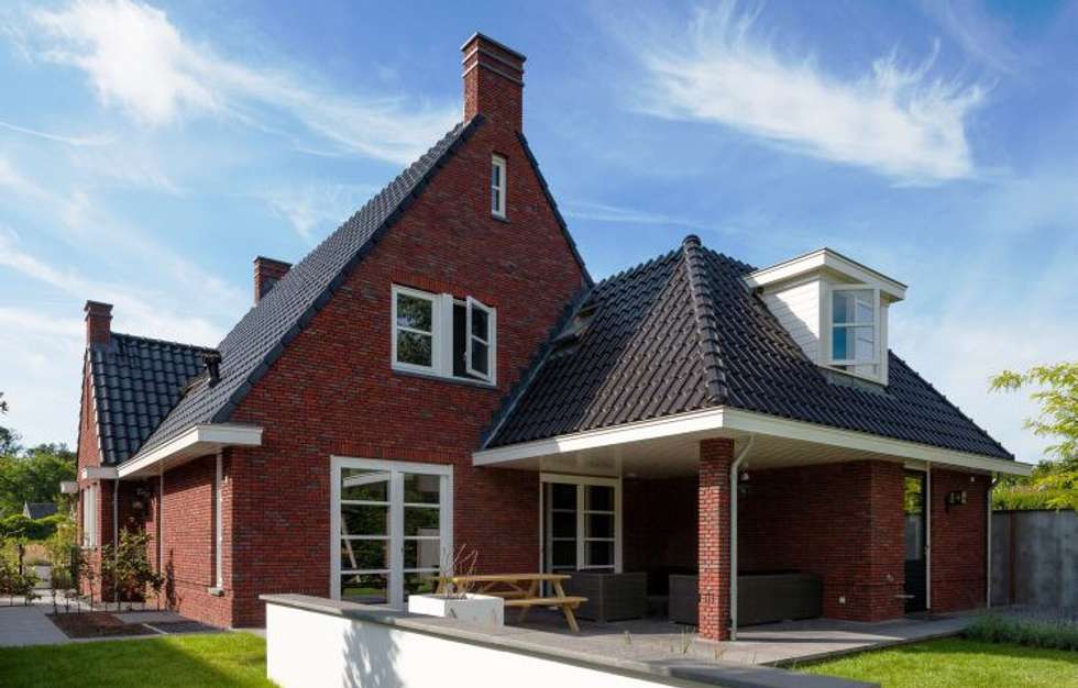 Jaren 30 woning met rode steen, donkere pannen en witte kozijnen: door ...