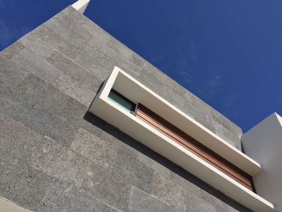 Cantera en fachada: paredes y pisos de estilo moderno por ambás ...
