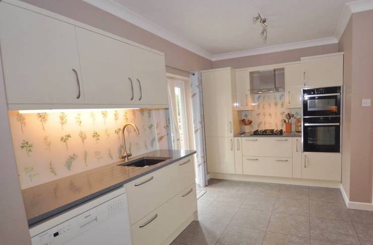 Contemporary Cream Gloss kitchen with glass splashbacks. by ...