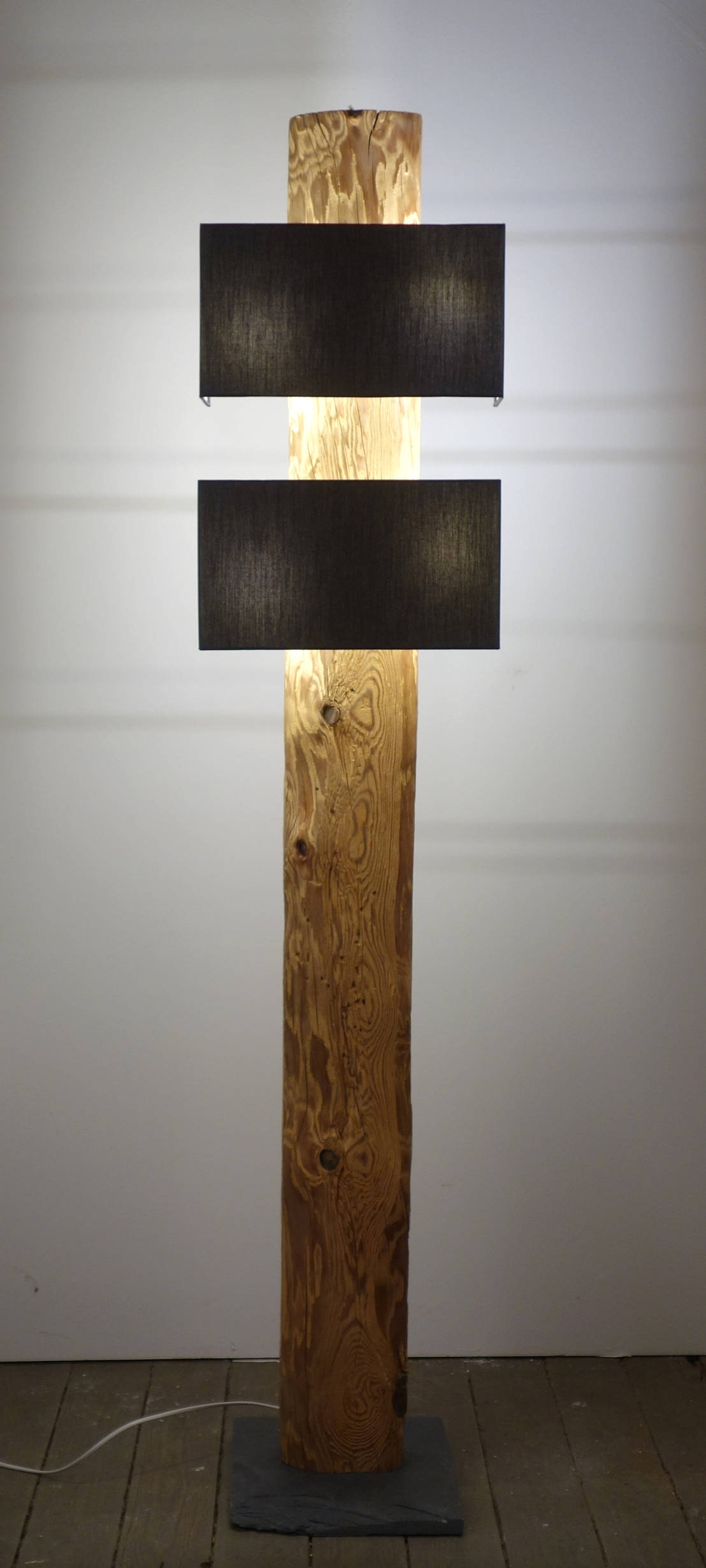 Luxus Stehlampe Aus Holzbalken Bild