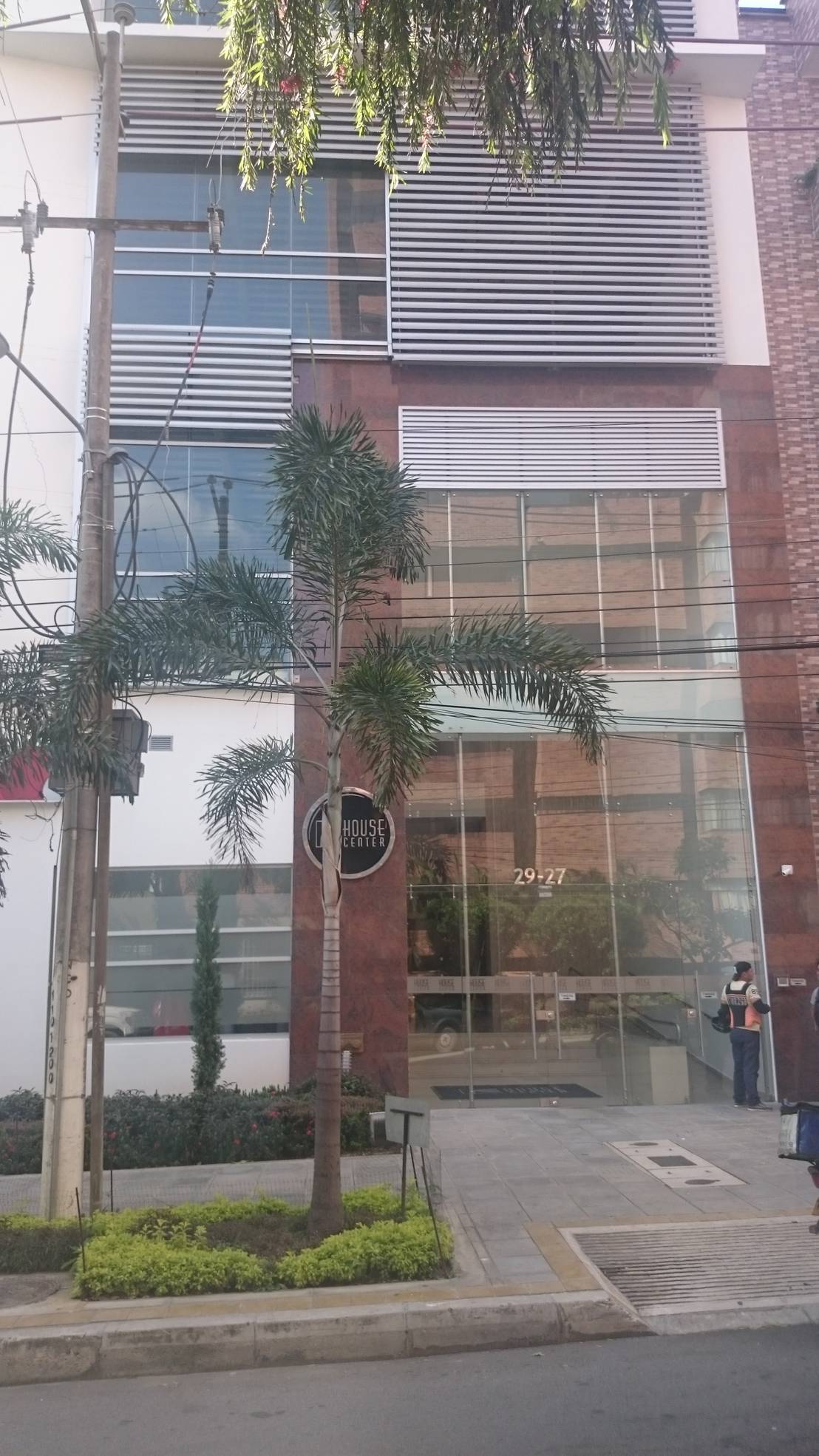 Diseño y costrucción fachada lobby Edificio House Center. | homify