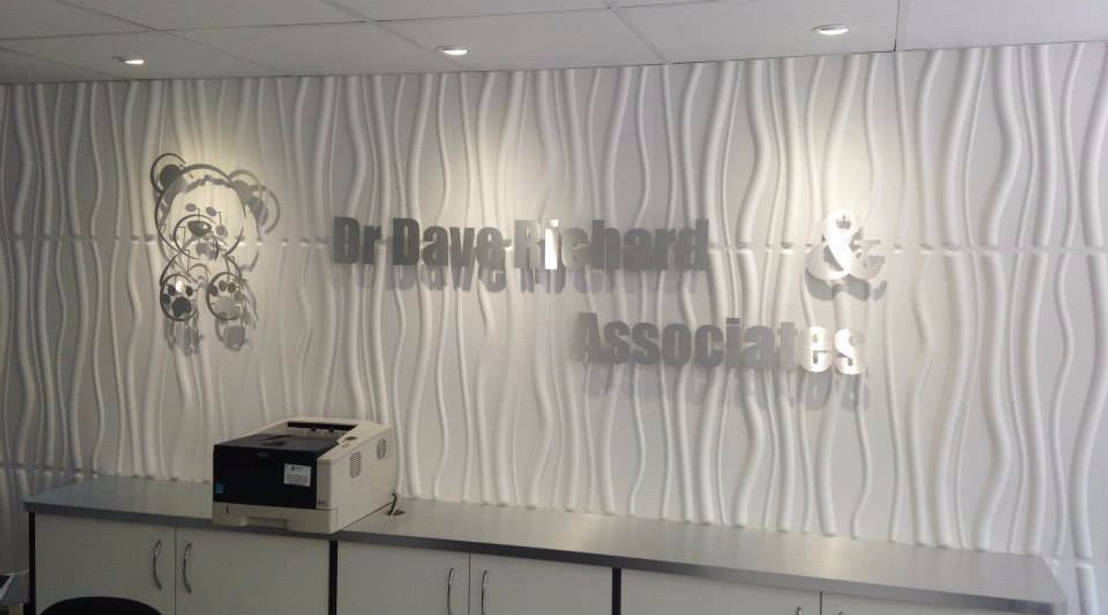 การตกแต่งผนังออฟฟิส สำนักงานด้วยแผ่นผนัง 3d boardโทนสีสบายตาอย่างสีขาว ...