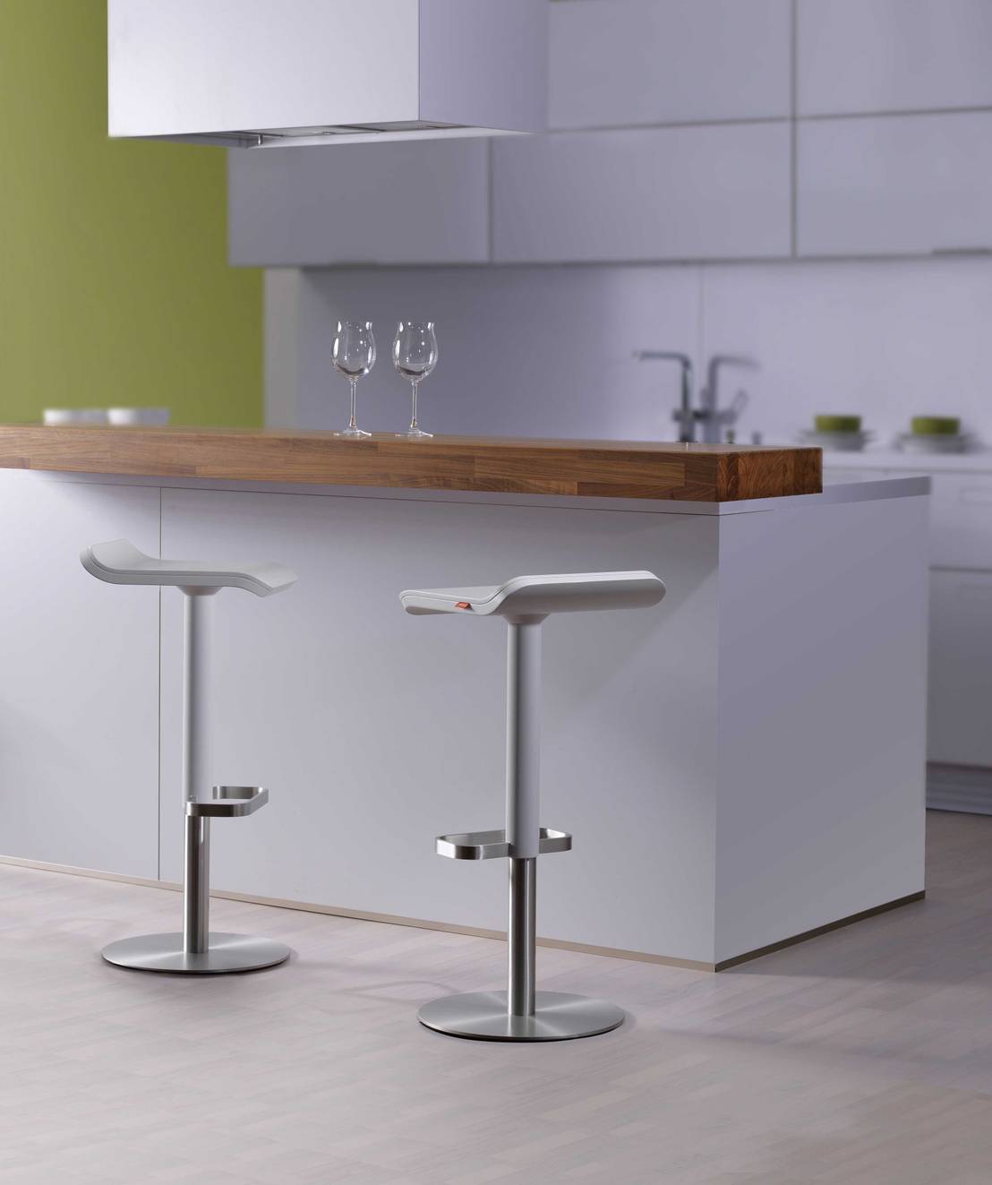 Moderner höhenverstellbarer Barhocker mit Küchentheke | homify