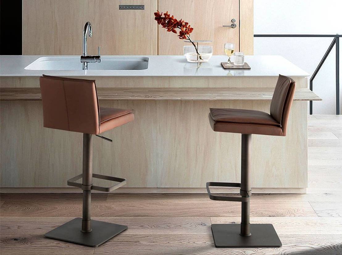 Banco bar com assento giratório estrutura em aço / Bar stool with ...