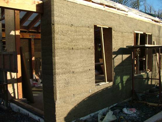 Esta casa fue construida con el material más económico que te puedas ...