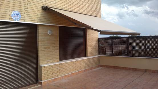 11 toldos retráteis perfeitos para a sua varanda ou terraço