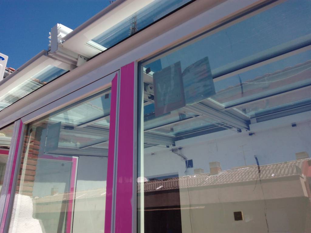 Después de la reforma. detalle del cerramiento horizontal de la terraza ...