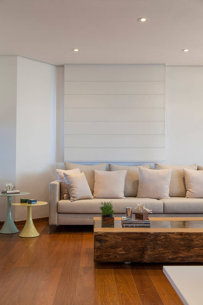 Madeira em pauta para um casal que adora receber helô marques associados sala de estarsofás e ...