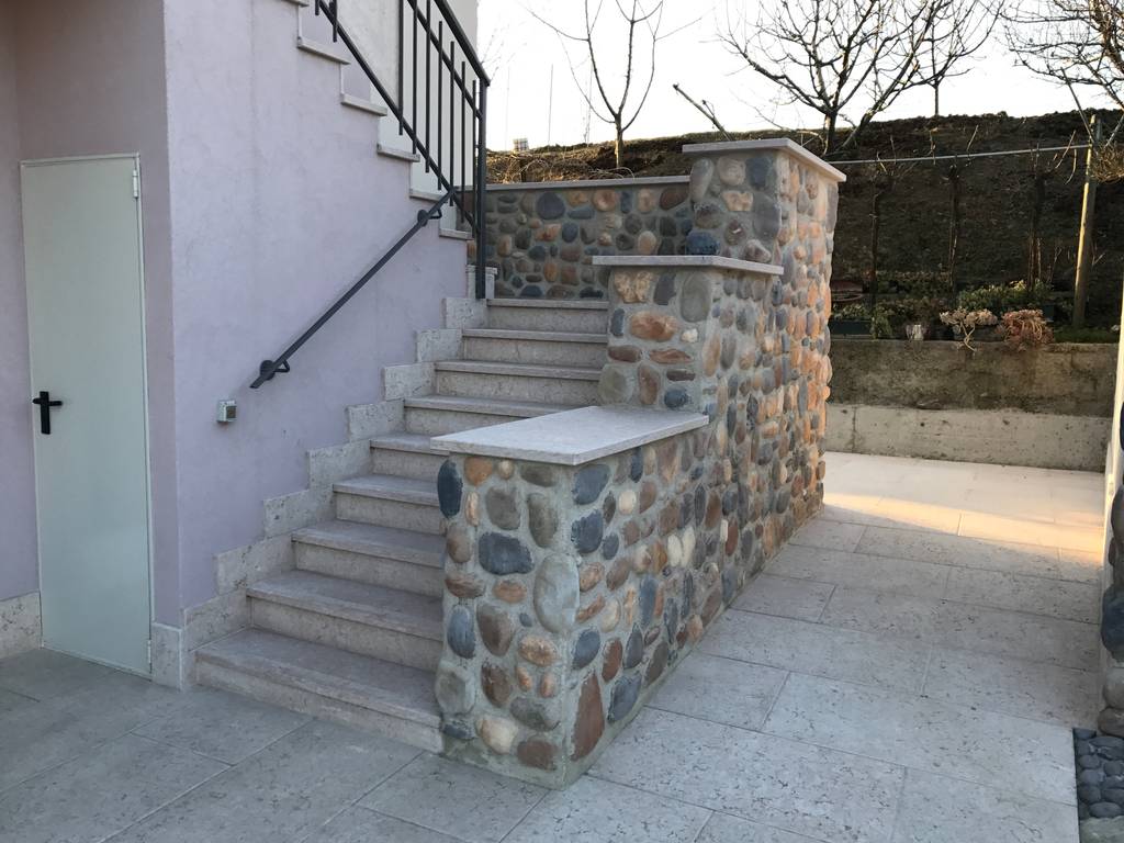 Ingresso abitazione con scale, copertine muretto e pavimentazione in ...