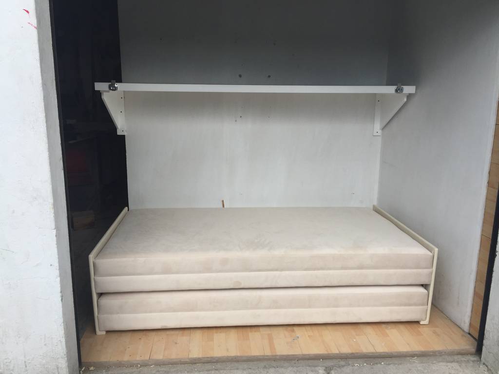 Par de camas plegables de plegamuss moderno derivados de madera ...