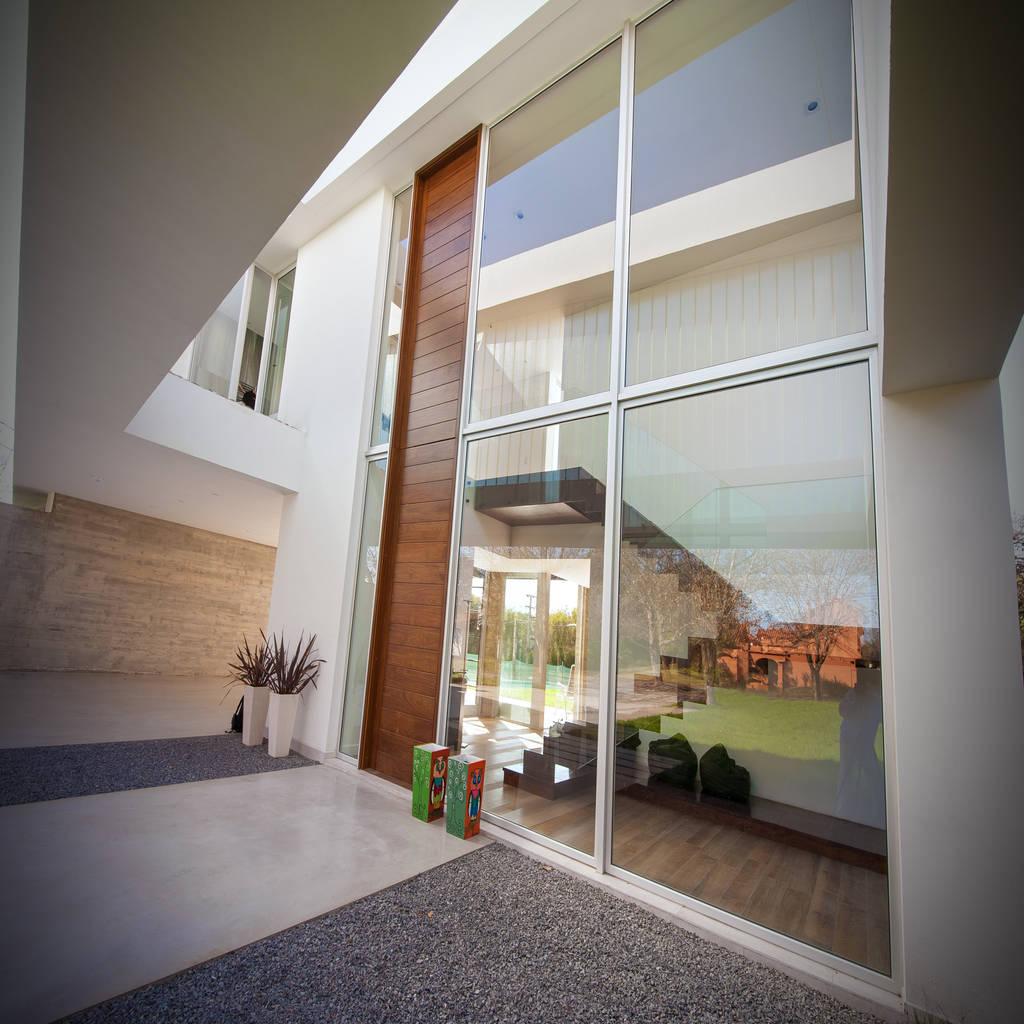 Puerta de ingreso a vivienda. con medidas y proporciones descomunales ...