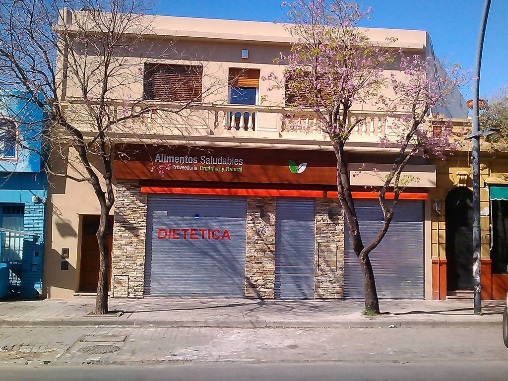 Frente del local manteniendo la imagen original de la fachada ...